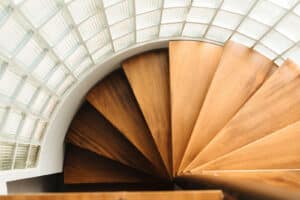 Escalera helicoidal: qué es, cómo funciona, factores y ventajas
